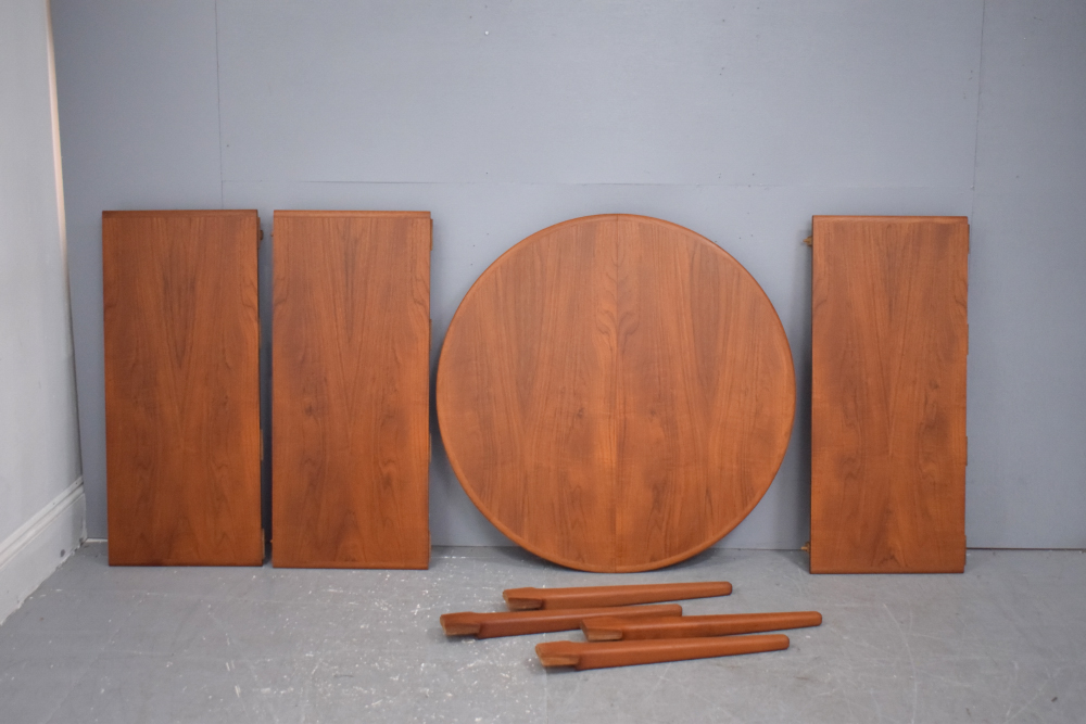 Vintage teak round dining table with 3 extra leaves | HENRY KJAERNULF design